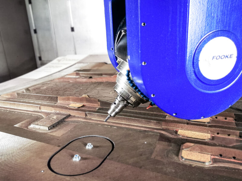 FOOKE GmbH: Trimming CFRP components: Precise trim milling & drilling ...